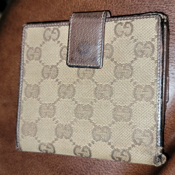 Gucci | Bags | Authentic Gucci Snap Wallet | Poshmark
